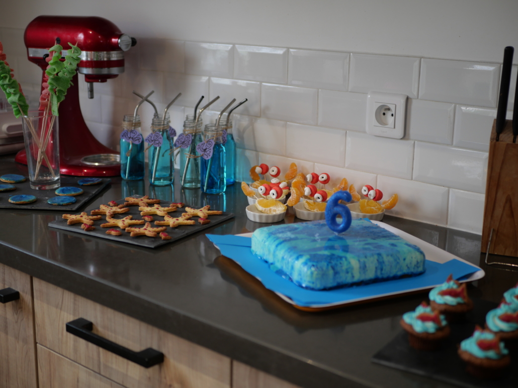 {Anniversaire mer} Buffet et gâteau - Une araignée au plafond!